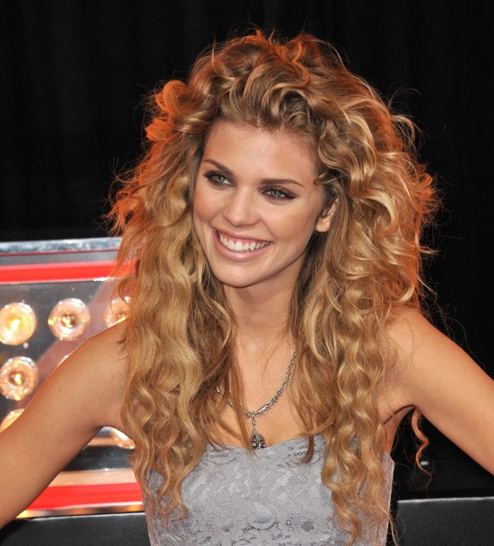 40 Celebrity Actors & Actresses With Curly Hair [April. 2026 ]