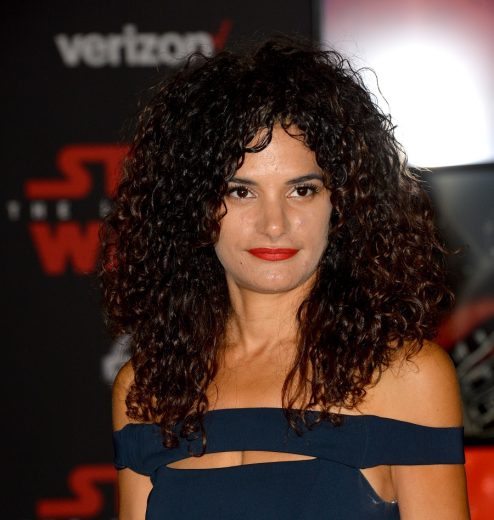 40 Celebrity Actors & Actresses With Curly Hair [April. 2026 ]