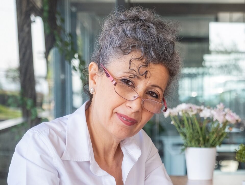 How To Wear Gray Hair Without Looking Old?