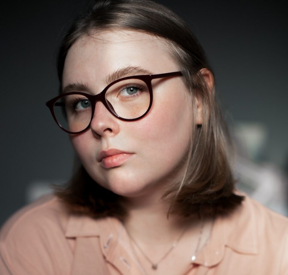18 Complimentary Bobs for Round Faces with Glasses