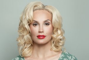 10 Versatile Curly Hairstyles for Big Foreheads