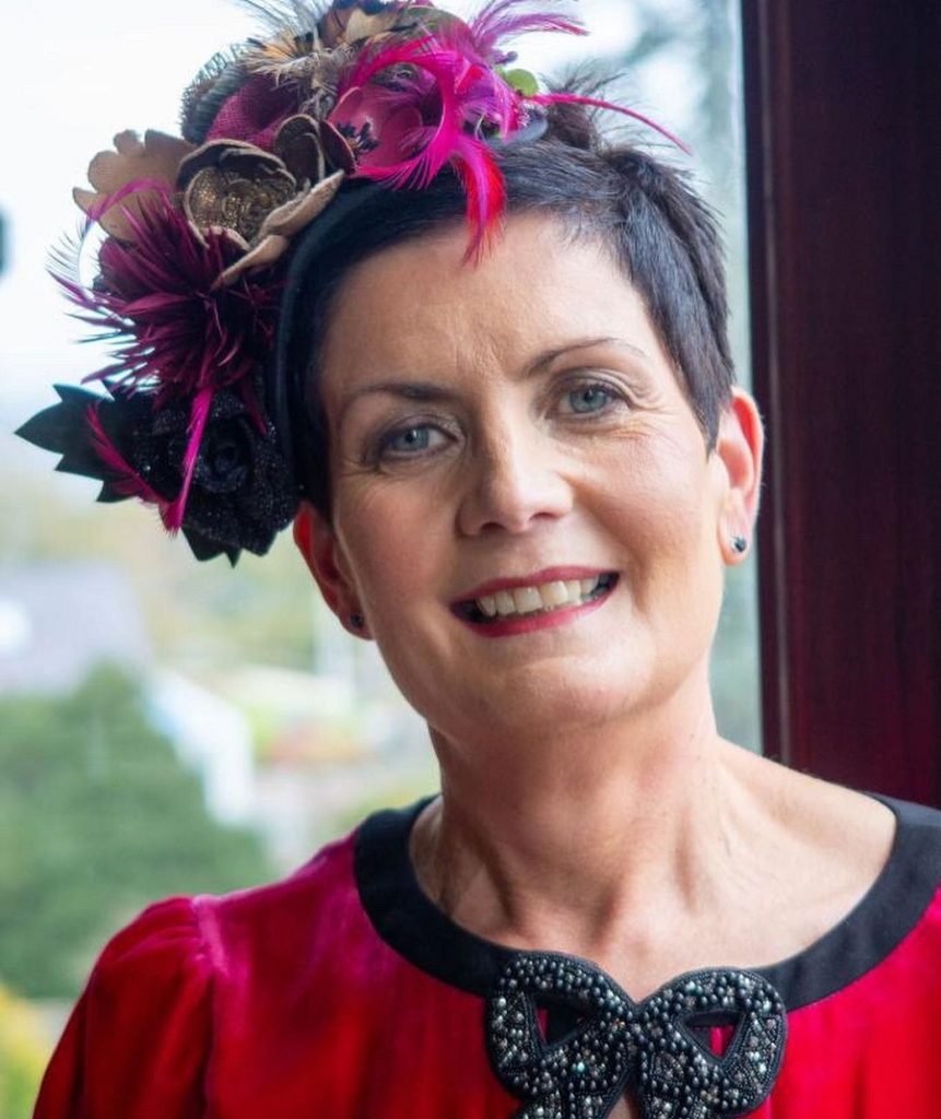 15 Mother of The Bride Hairstyles With A Hat or Fascinator